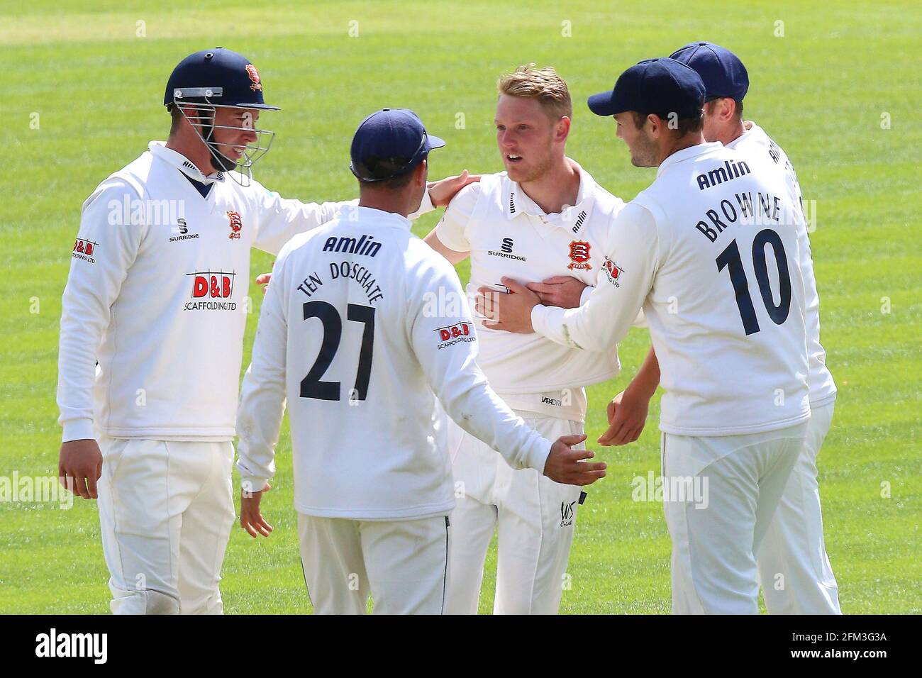 Jamie Porter of Essex (C) celebrates taking the wicket of Jake Libby ...