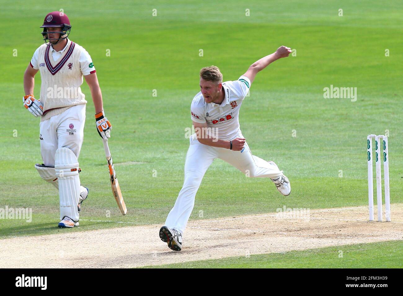 Jamie Porter in bowling action for Essex during Essex CCC vs Somerset ...