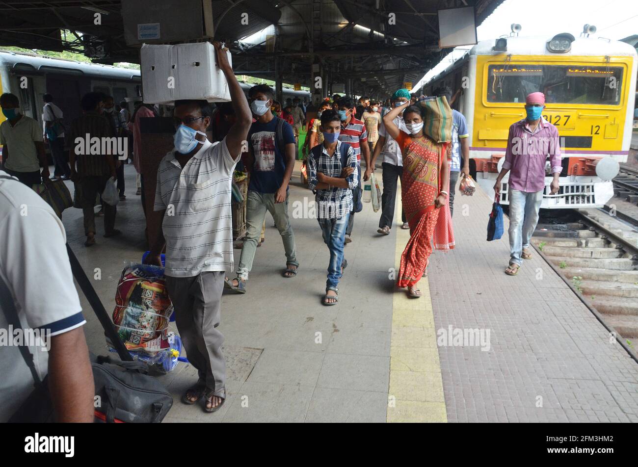 Kolkata local train hi-res stock photography and images - Alamy