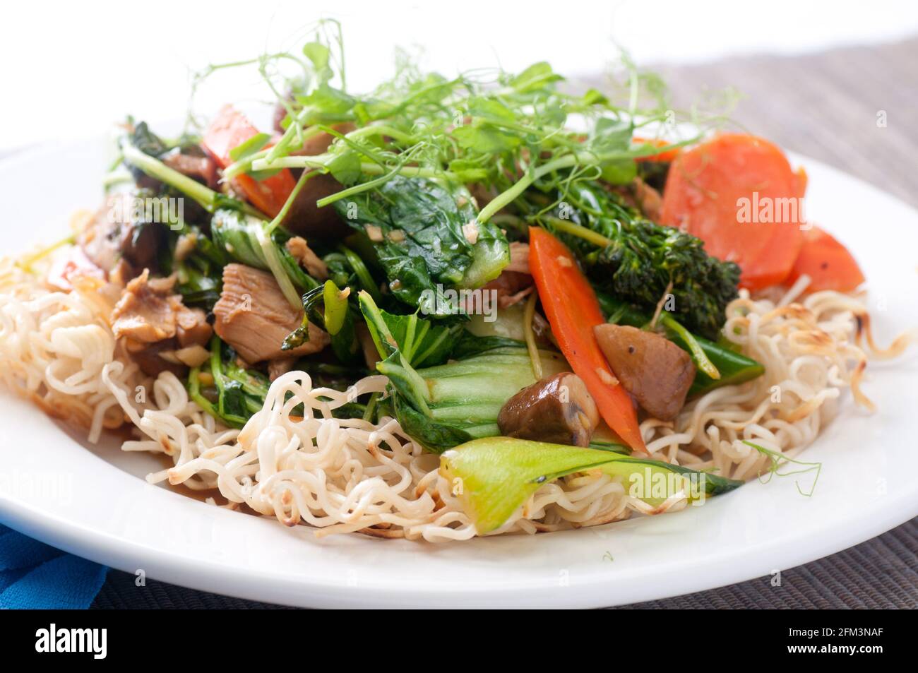 organic chicken and pak choi vegetable stir fry Stock Photo - Alamy
