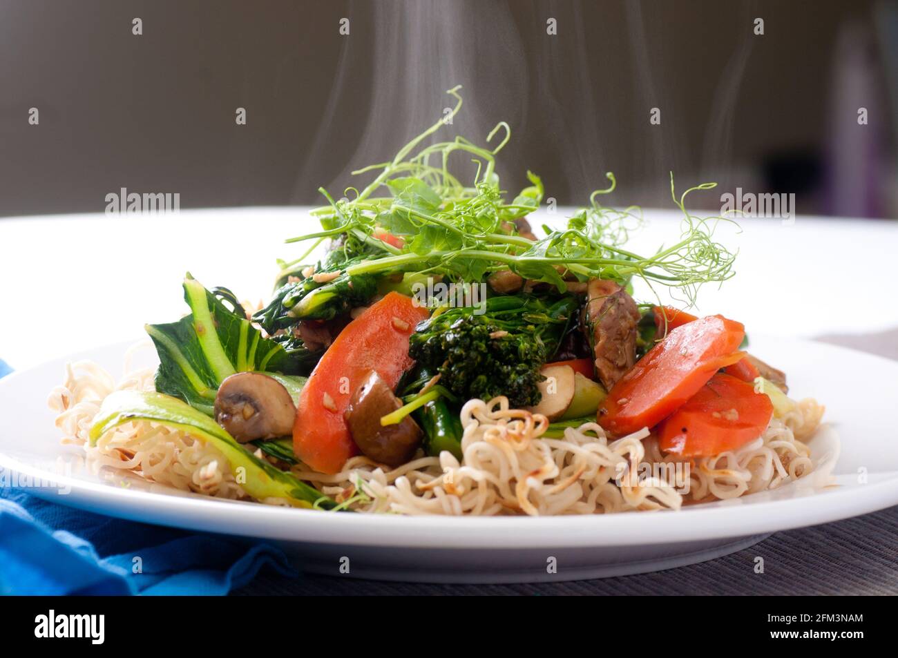 organic chicken and pak choi vegetable stir fry Stock Photo - Alamy