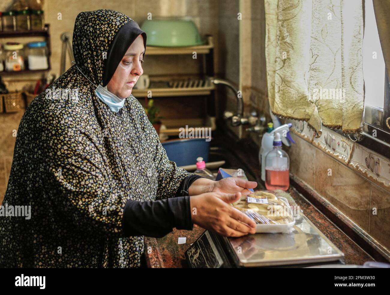 Gaza, Palestine. 04th May, 2021. A Palestinian woman prepares ...