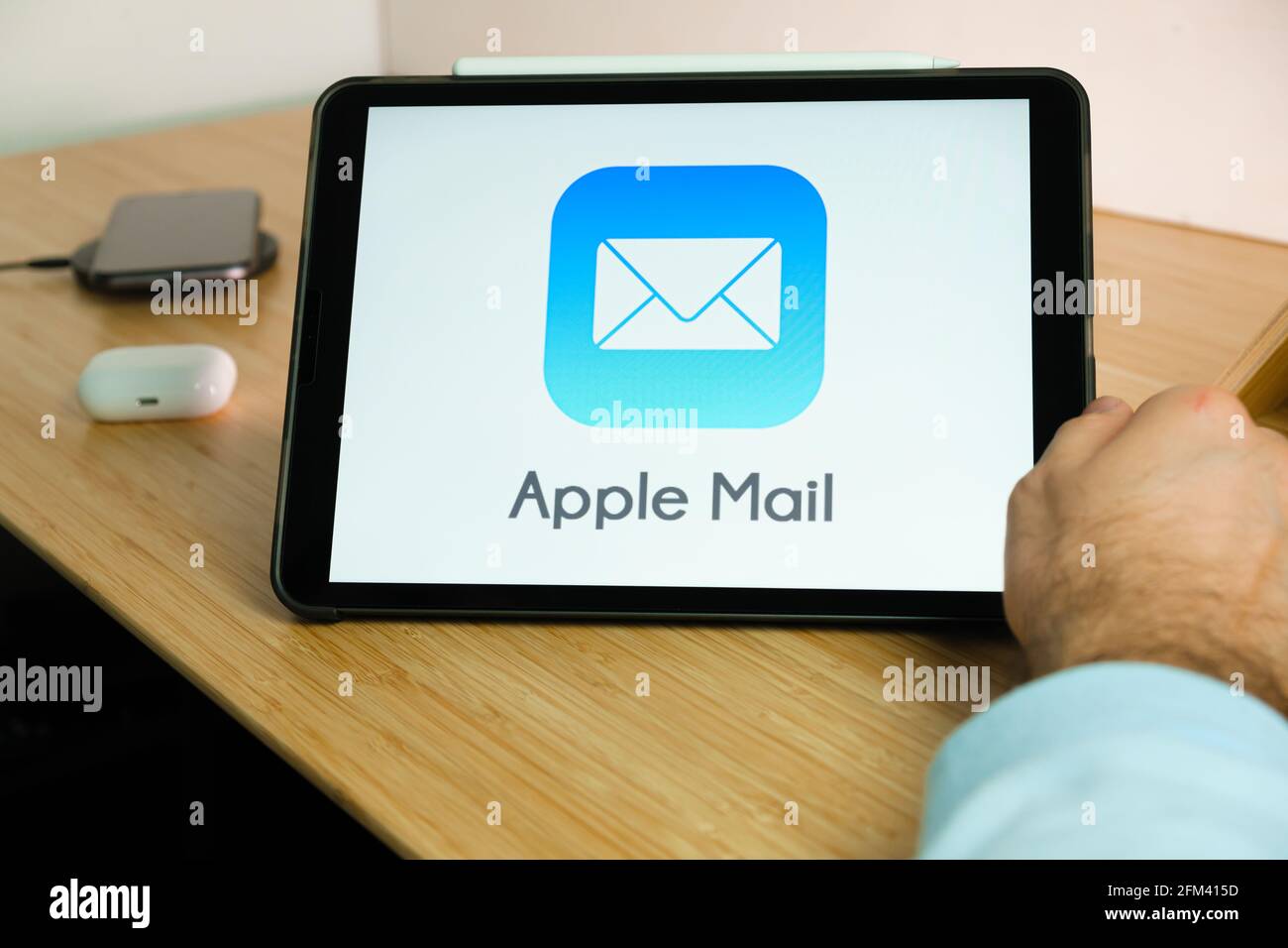Apple mail logo hi-res stock photography and images - Alamy