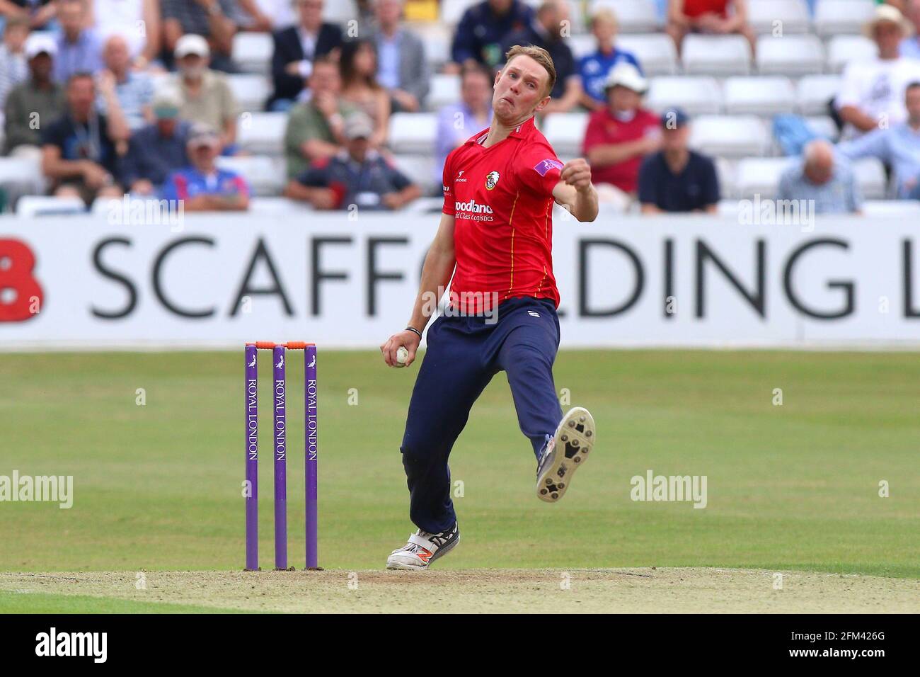 Jamie Porter in bowling action for Essex during Essex Eagles vs ...