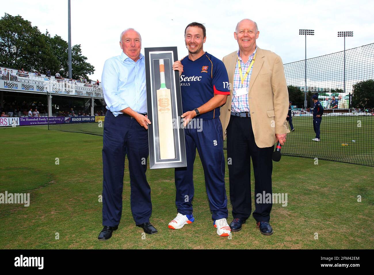 Cricket presentation bat hi-res stock photography and images - Alamy