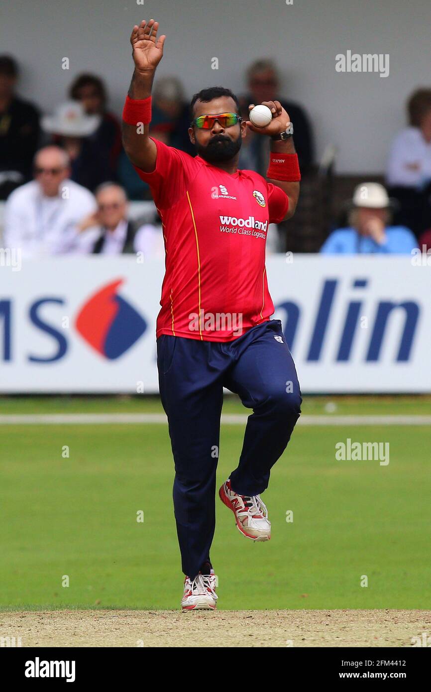Ashar Zaidi of Essex in bowling action during Essex Eagles vs Kent ...