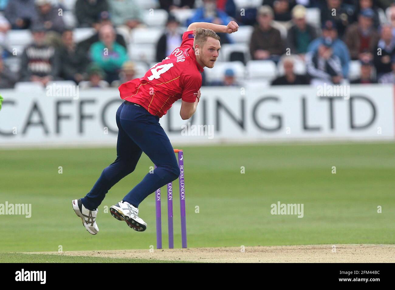 Jamie Porter in bowling action for Essex during Essex Eagles vs ...