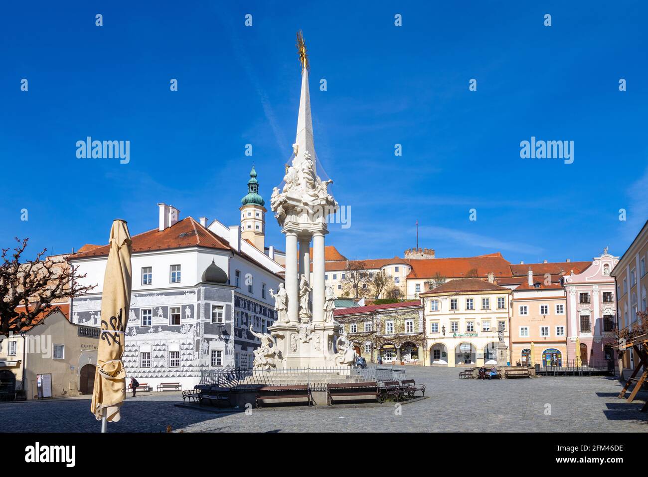 zamek a sloup Nejsvetejsi trojice, Mikulov, Jizni Morava, Ceska ...