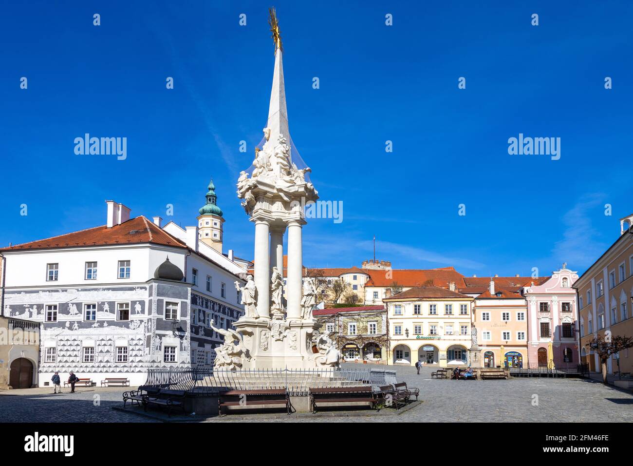 zamek a sloup Nejsvetejsi trojice, Mikulov, Jizni Morava, Ceska ...
