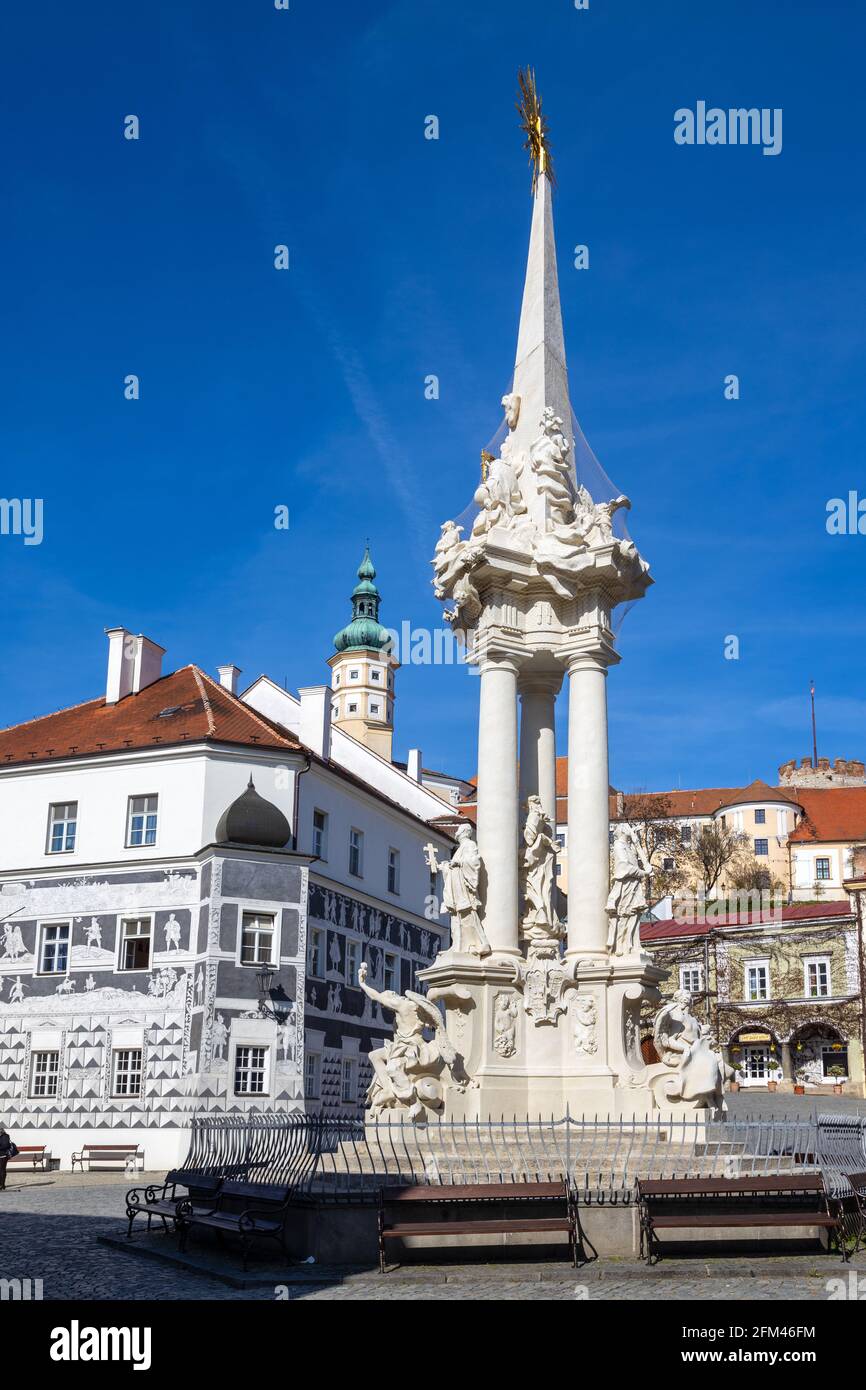 zamek a sloup Nejsvetejsi trojice, Mikulov, Jizni Morava, Ceska ...