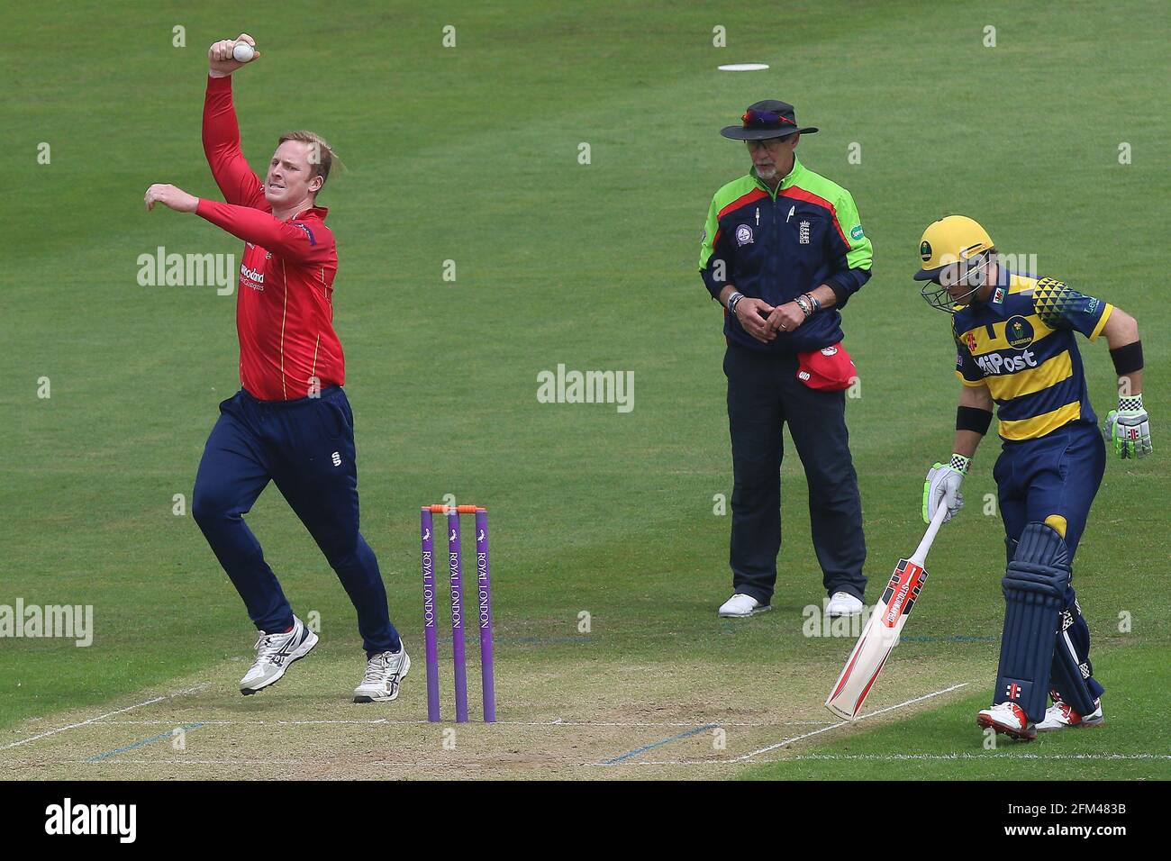 Simon Harmer in bowling action for Essex during Glamorgan vs Essex ...