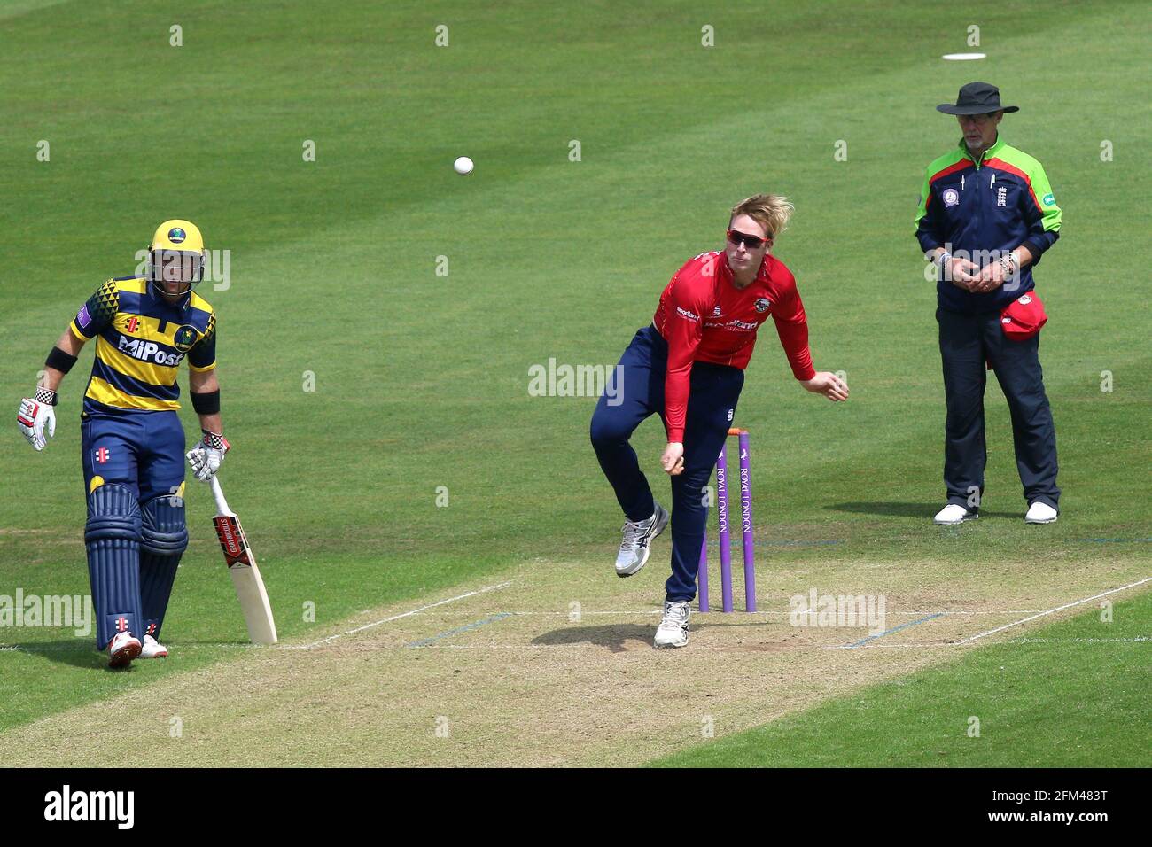 Simon Harmer in bowling action for Essex during Glamorgan vs Essex ...