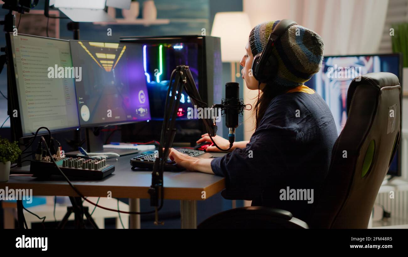 Pro gamer talking microphone other hi-res stock photography and images ...