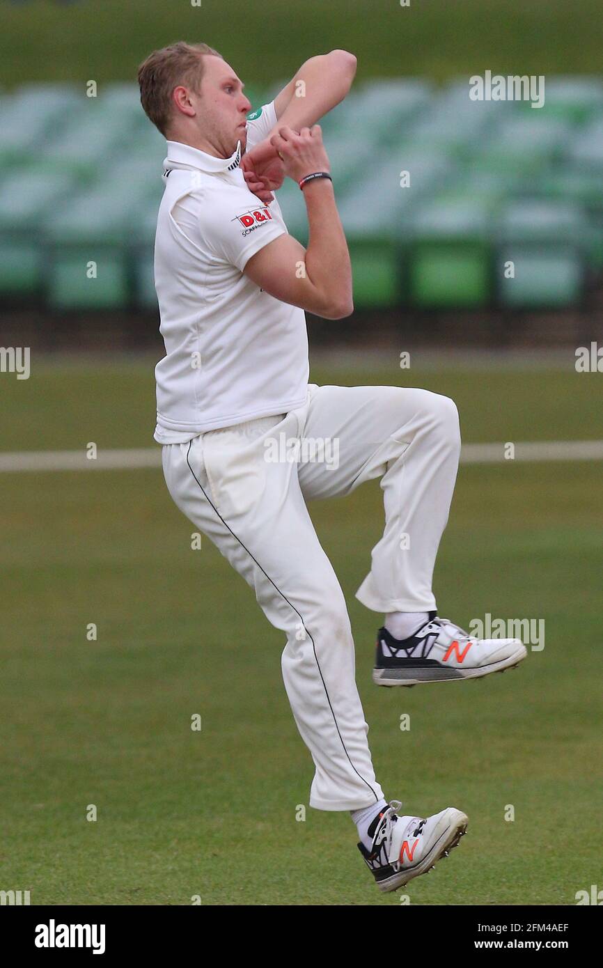 Jamie Porter in bowling action for Essex during Kent CCC vs Essex CCC ...