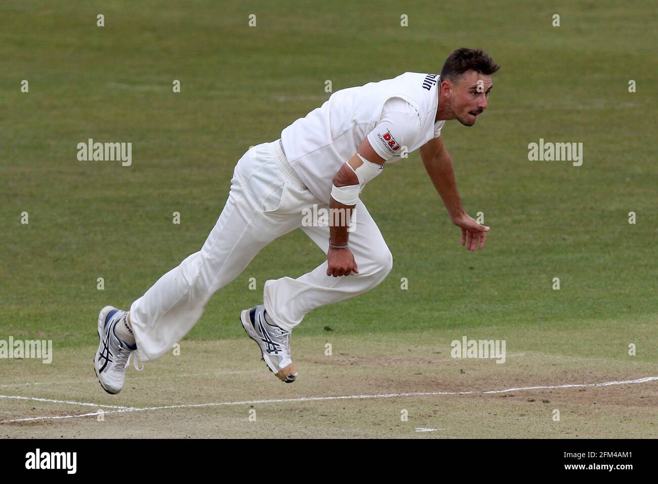 Matt Dixon in bowling action for Essex during Kent CCC vs Essex CCC ...