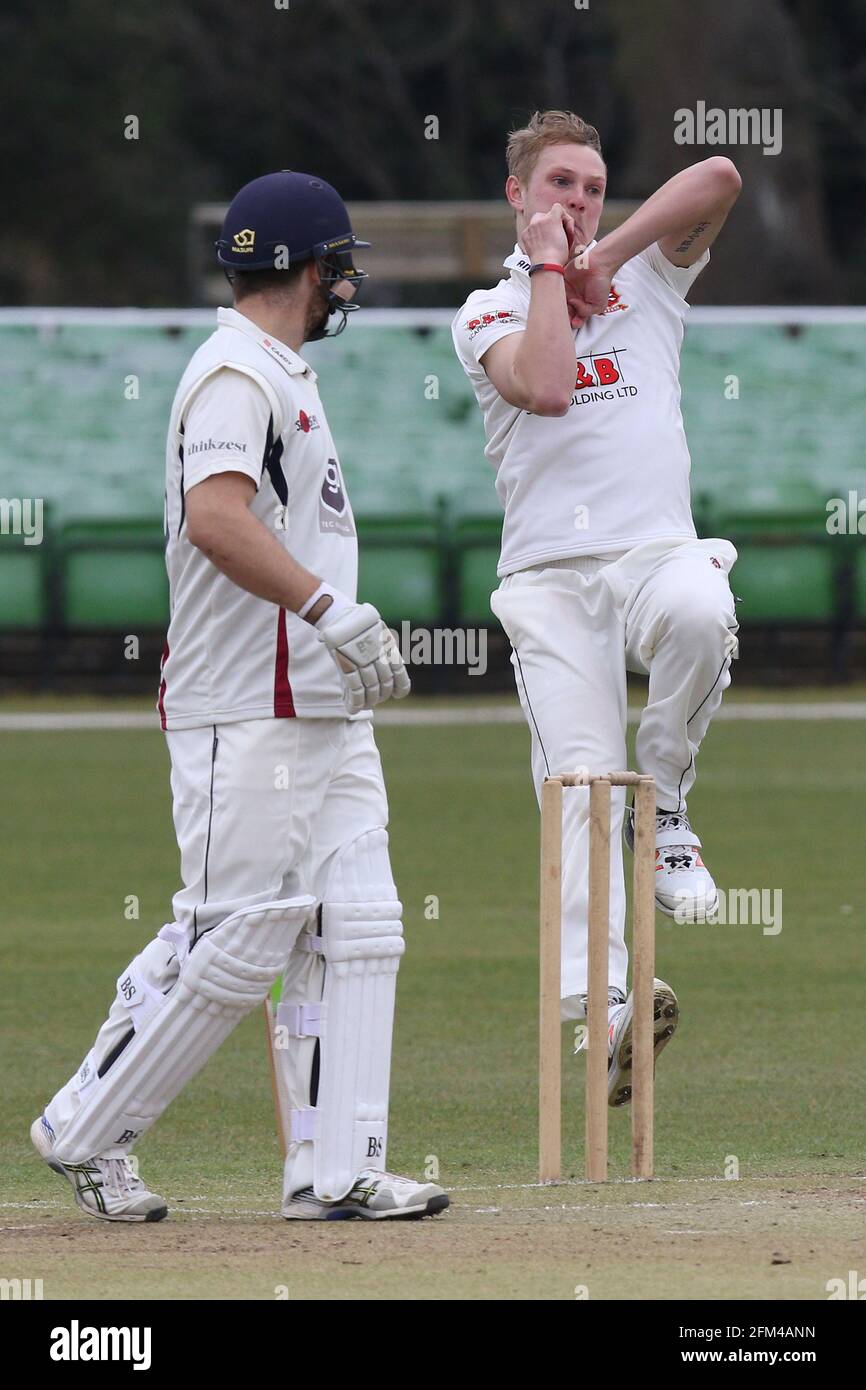 Jamie Porter in bowling action for Essex during Kent CCC vs Essex CCC ...
