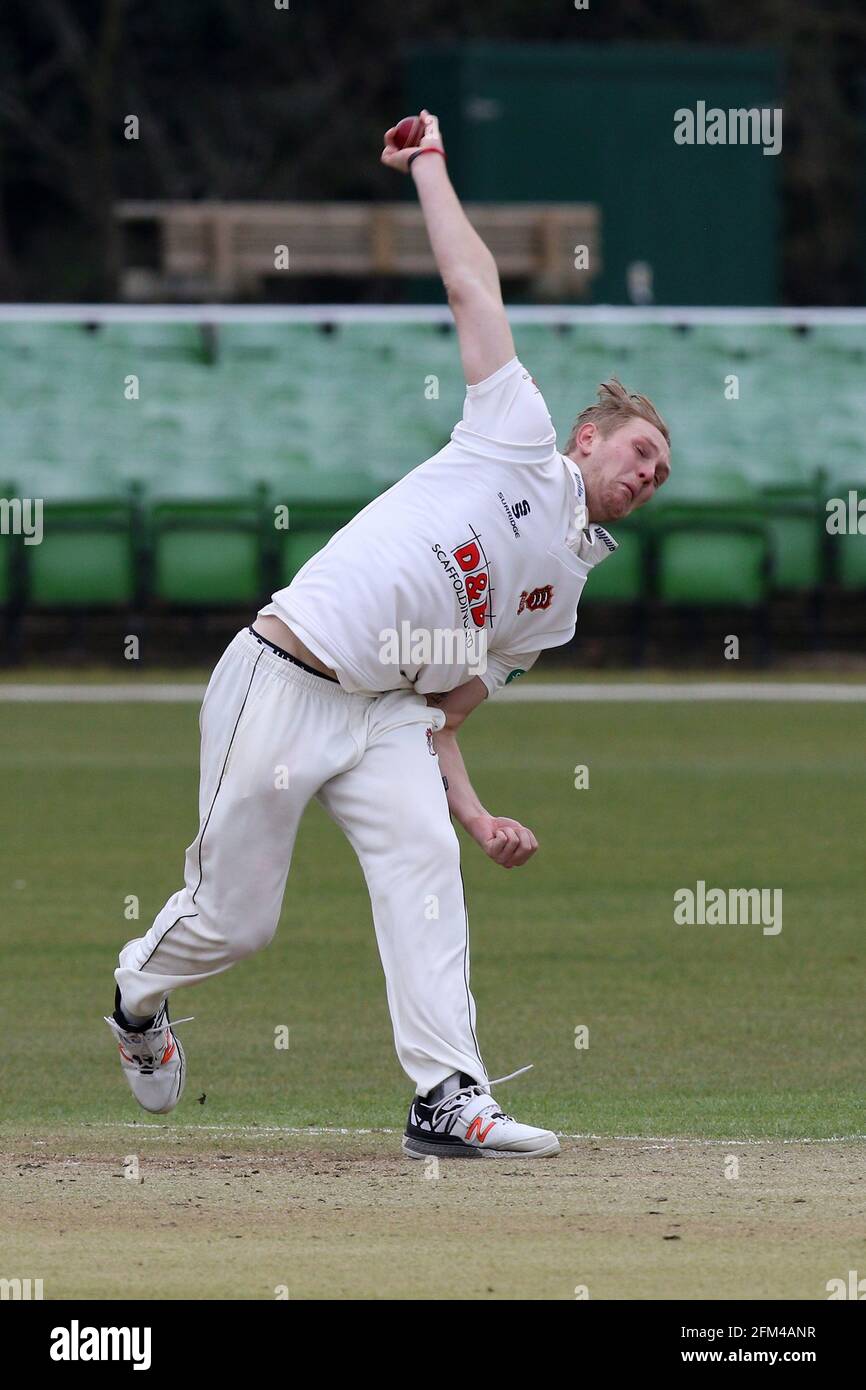 Jamie Porter in bowling action for Essex during Kent CCC vs Essex CCC ...
