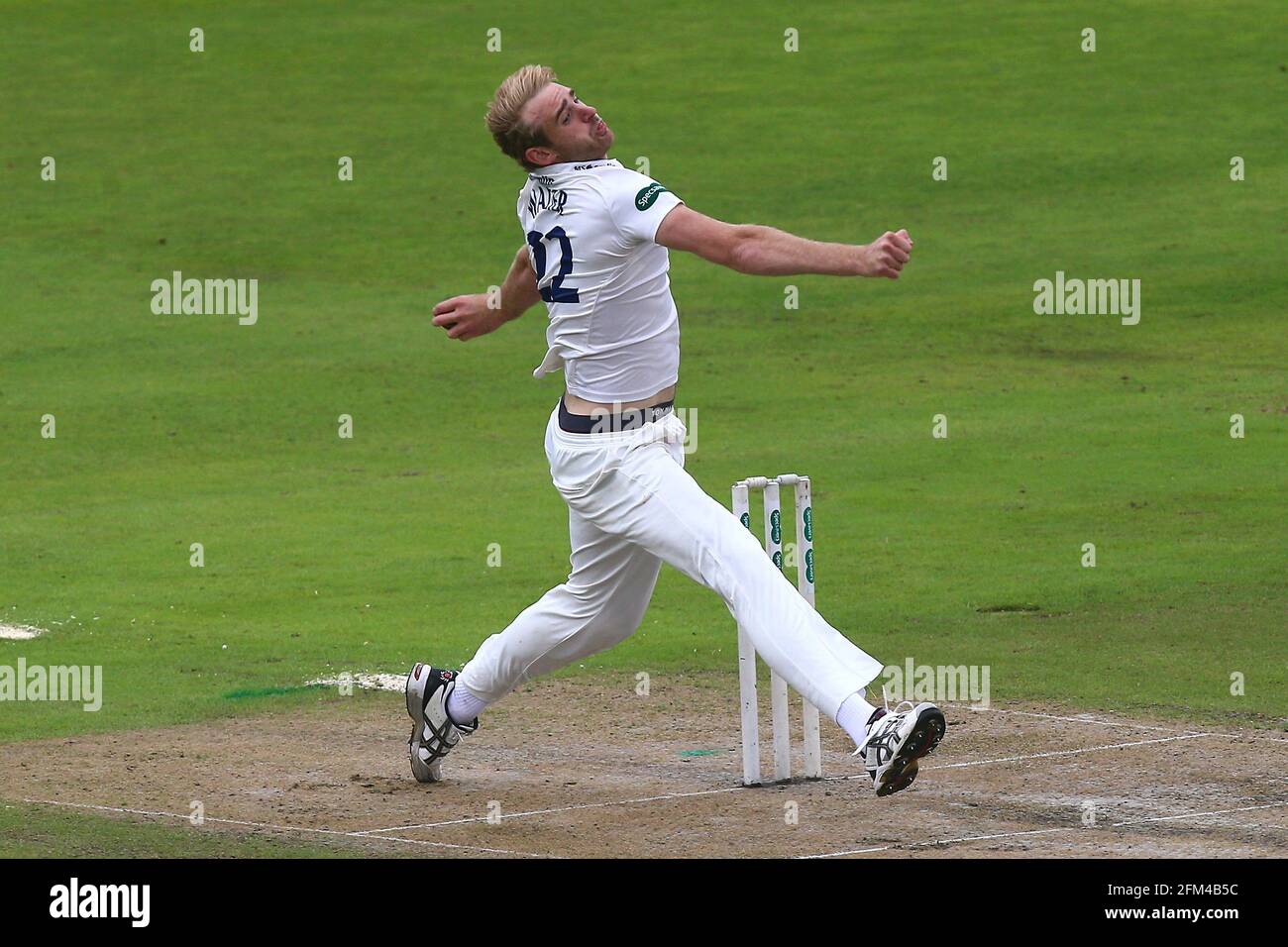 Paul Walter in bowling action for Essex during Lancashire CCC vs Essex ...