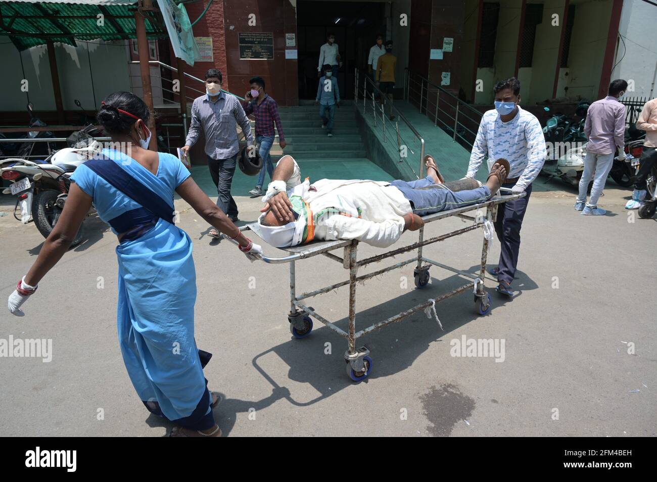 Prayagraj, India. May 6, 2021: Prayagraj: Family members shift a ...