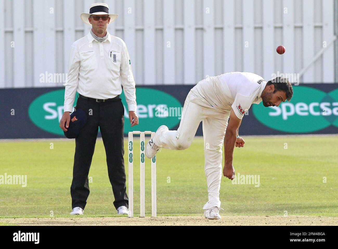 Ravi Bopara in bowling action for Essex during Leicestershire CCC vs ...