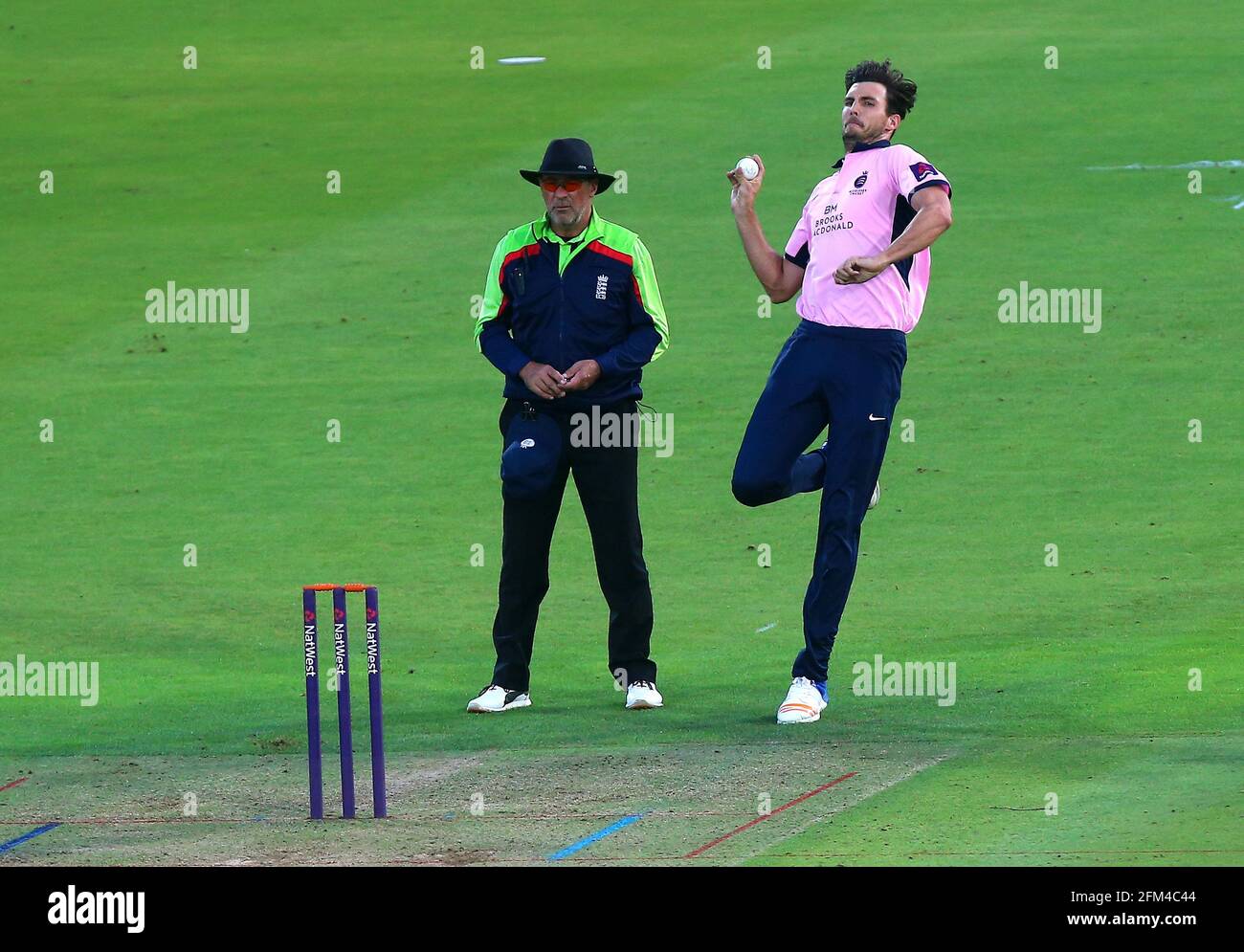 Steven Finn in bowling action for Middlesex during Middlesex vs Essex ...