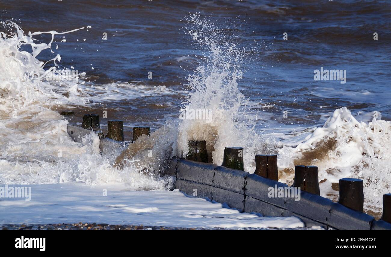 Wave strength hi-res stock photography and images - Alamy