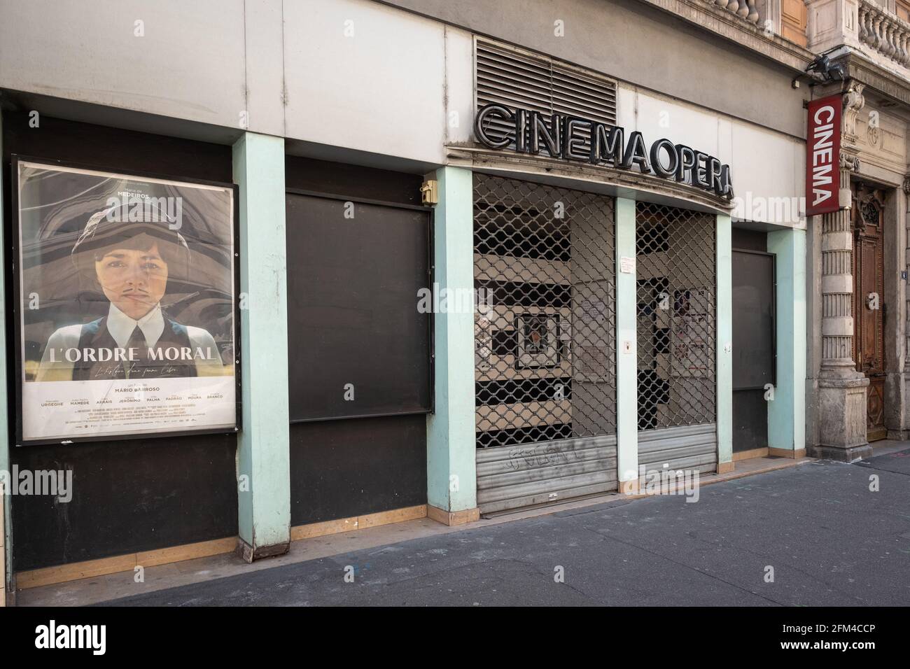 Cinema posters theatre facade hi-res stock photography and images - Alamy