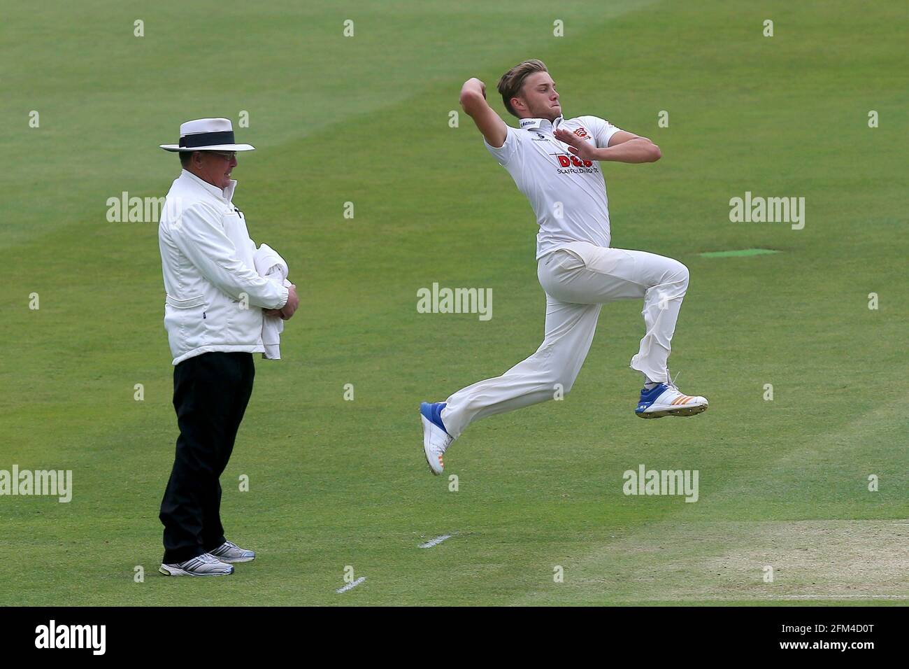 Aaron Beard in bowling action for Essex during Middlesex CCC vs Essex ...