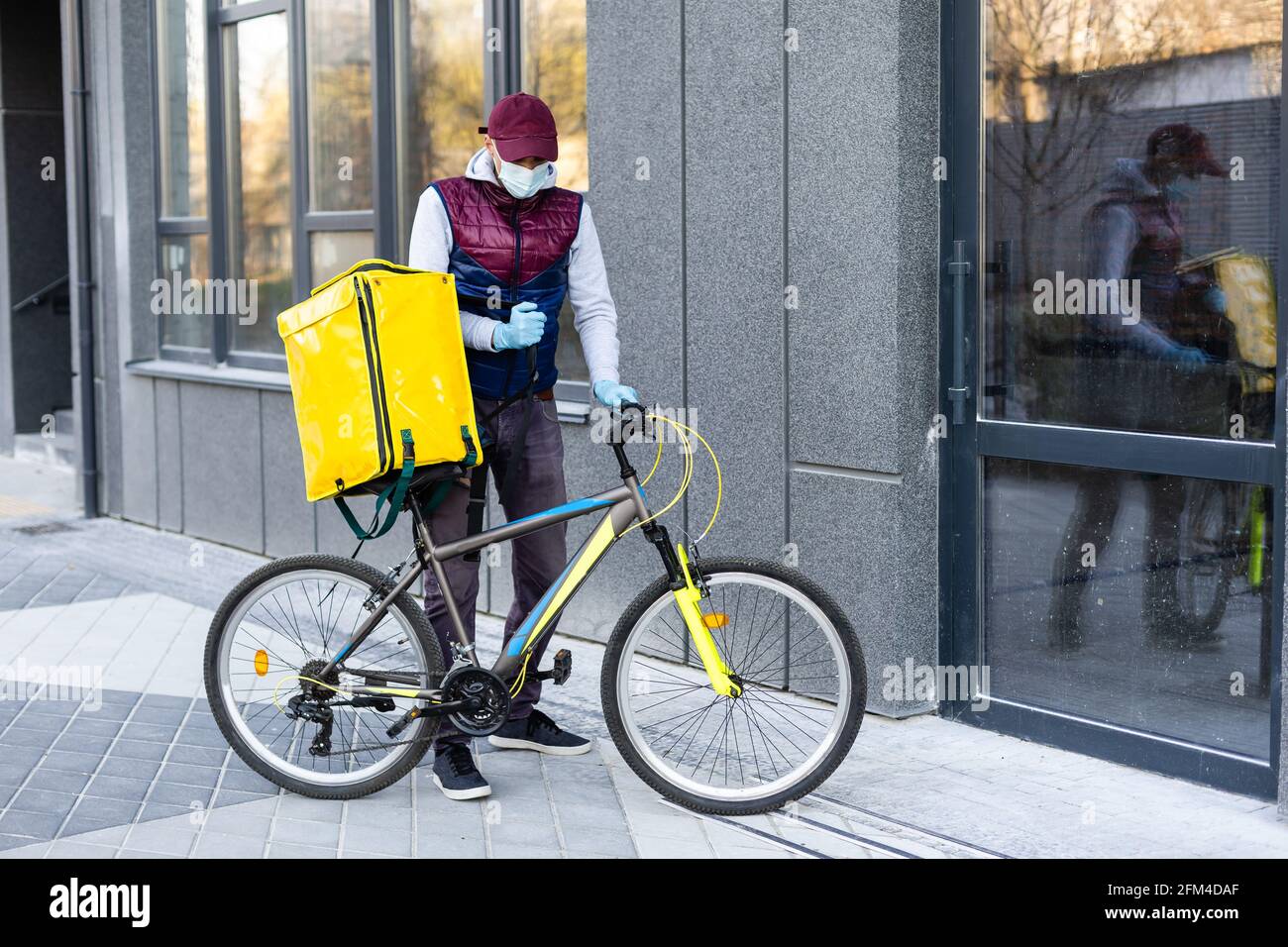 Delivery Man standing with yellow thermo backpack for food delivery ...