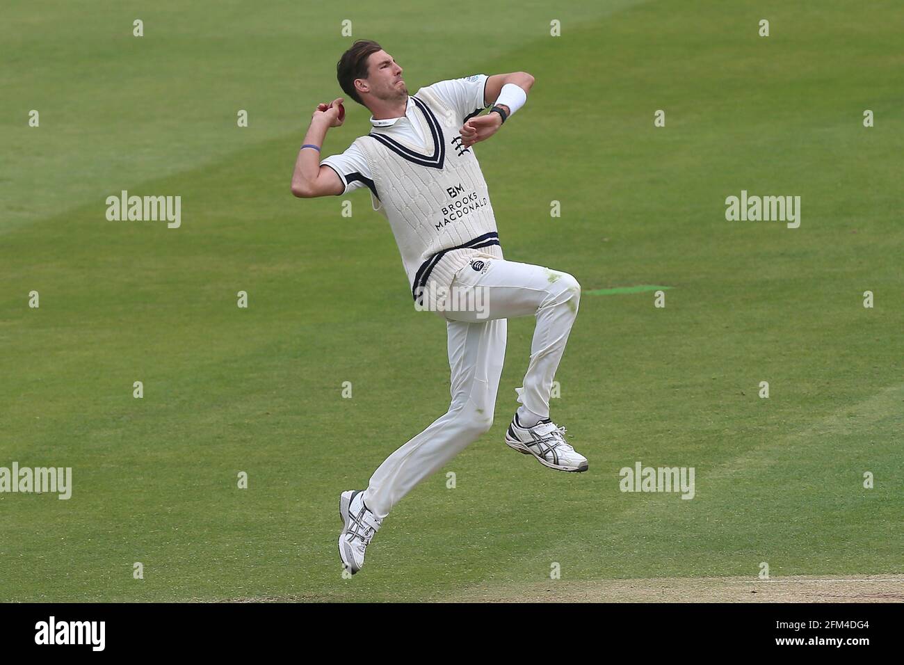 Steven Finn in bowling action for Middlesex during Middlesex CCC vs ...