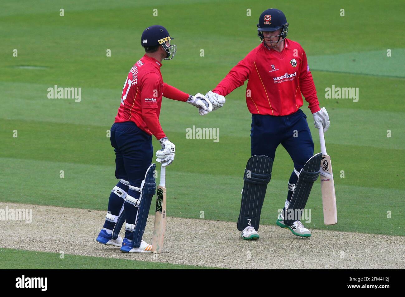Simon Harmer (R) and Ryan ten Doeschate of Essex during Surrey vs Essex ...