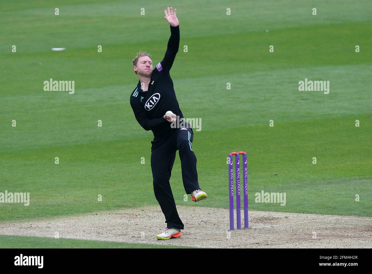 Gareth Batty in bowling action for Surrey during Surrey vs Essex Eagles ...