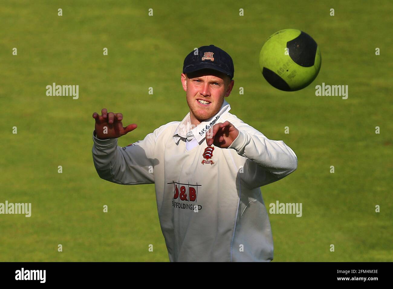 Jamie Porter of Essex warms up during Warwickshire CCC vs Essex CCC ...
