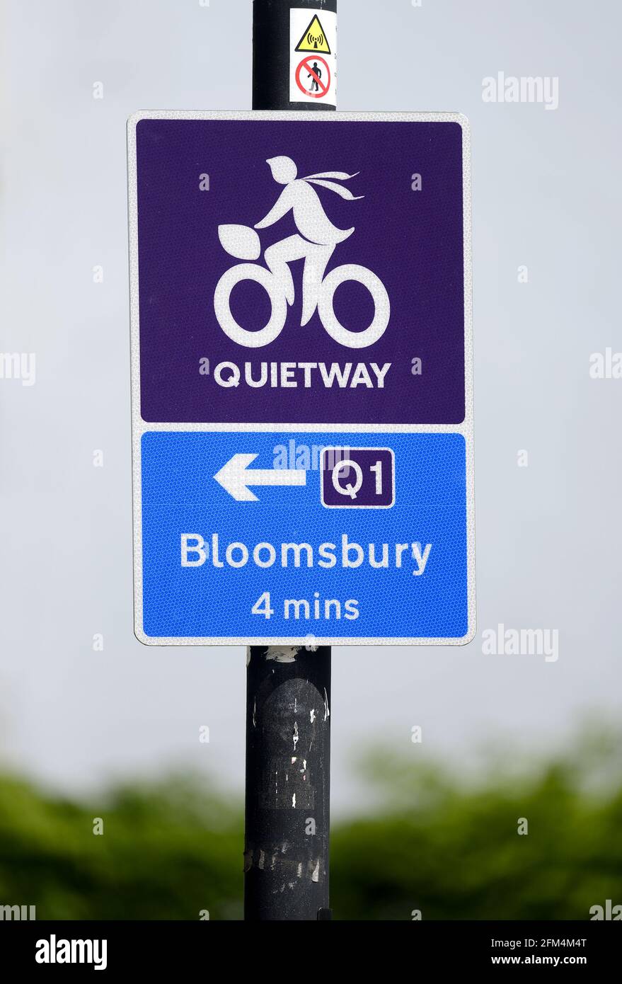 London, England, UK. Quietway / Cycleway sign Q1 Stock Photo - Alamy