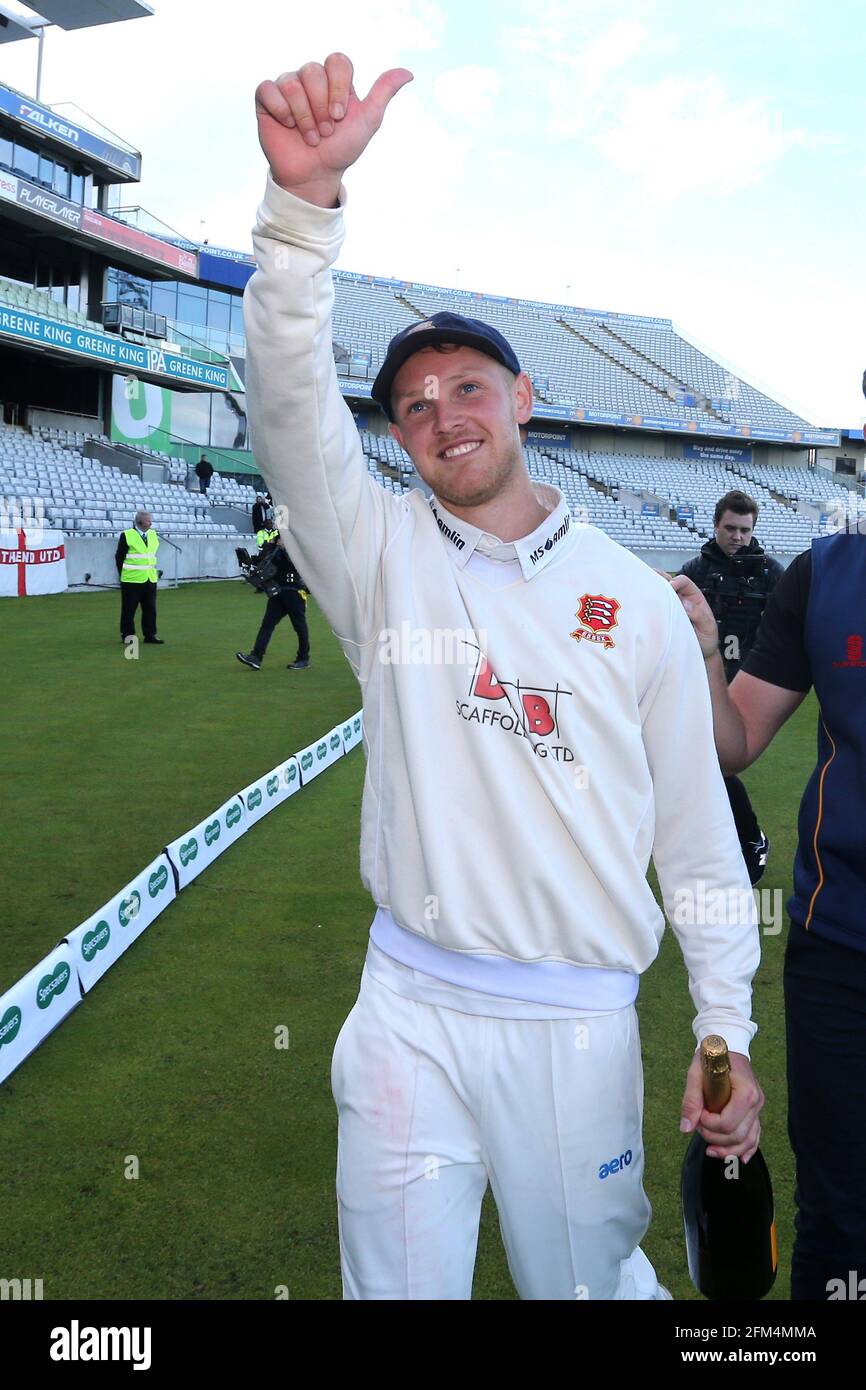 Jamie Porter of Essex celebrates victory during Warwickshire CCC vs ...