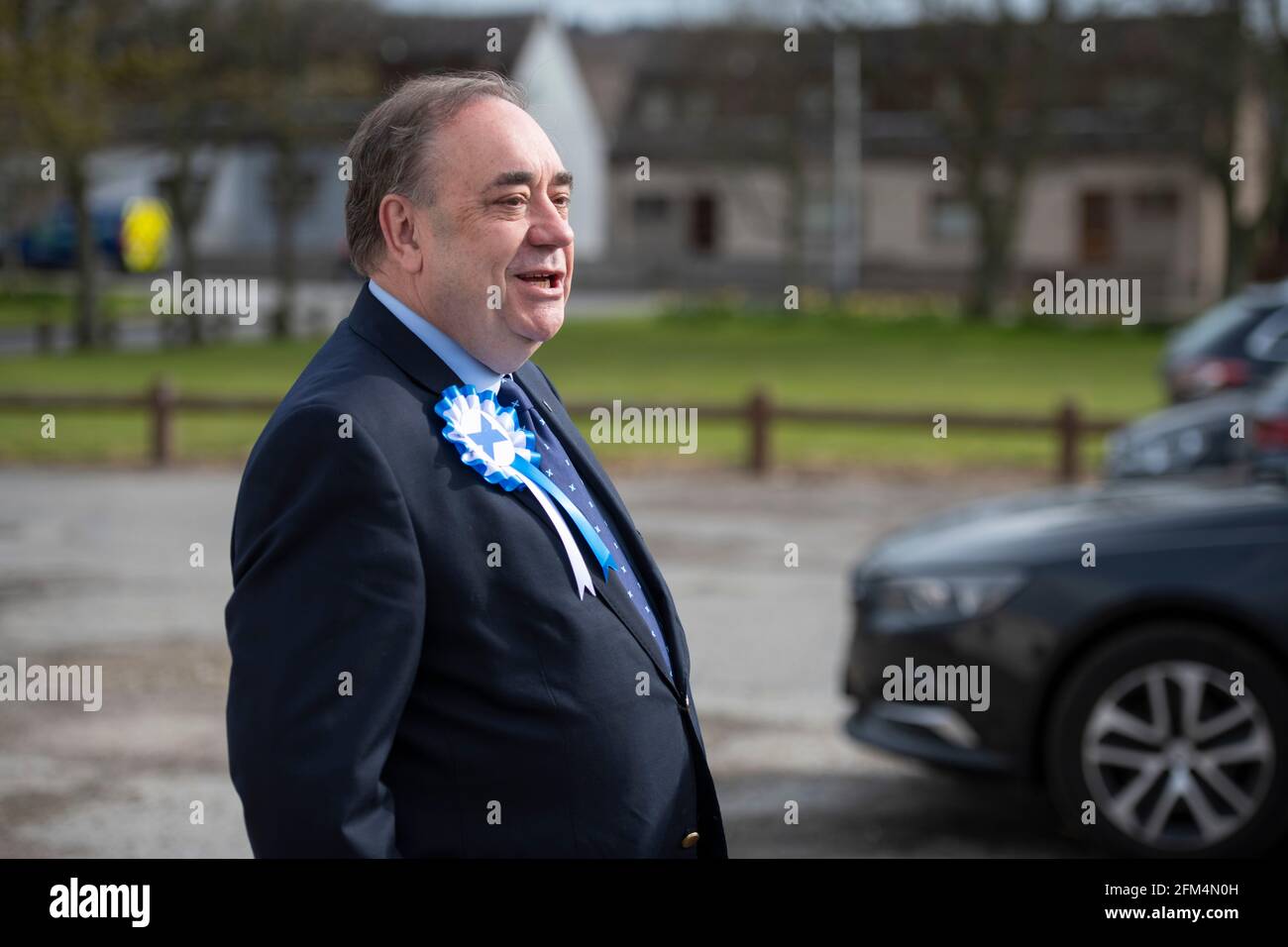Alex salmond casts vote hi-res stock photography and images - Alamy