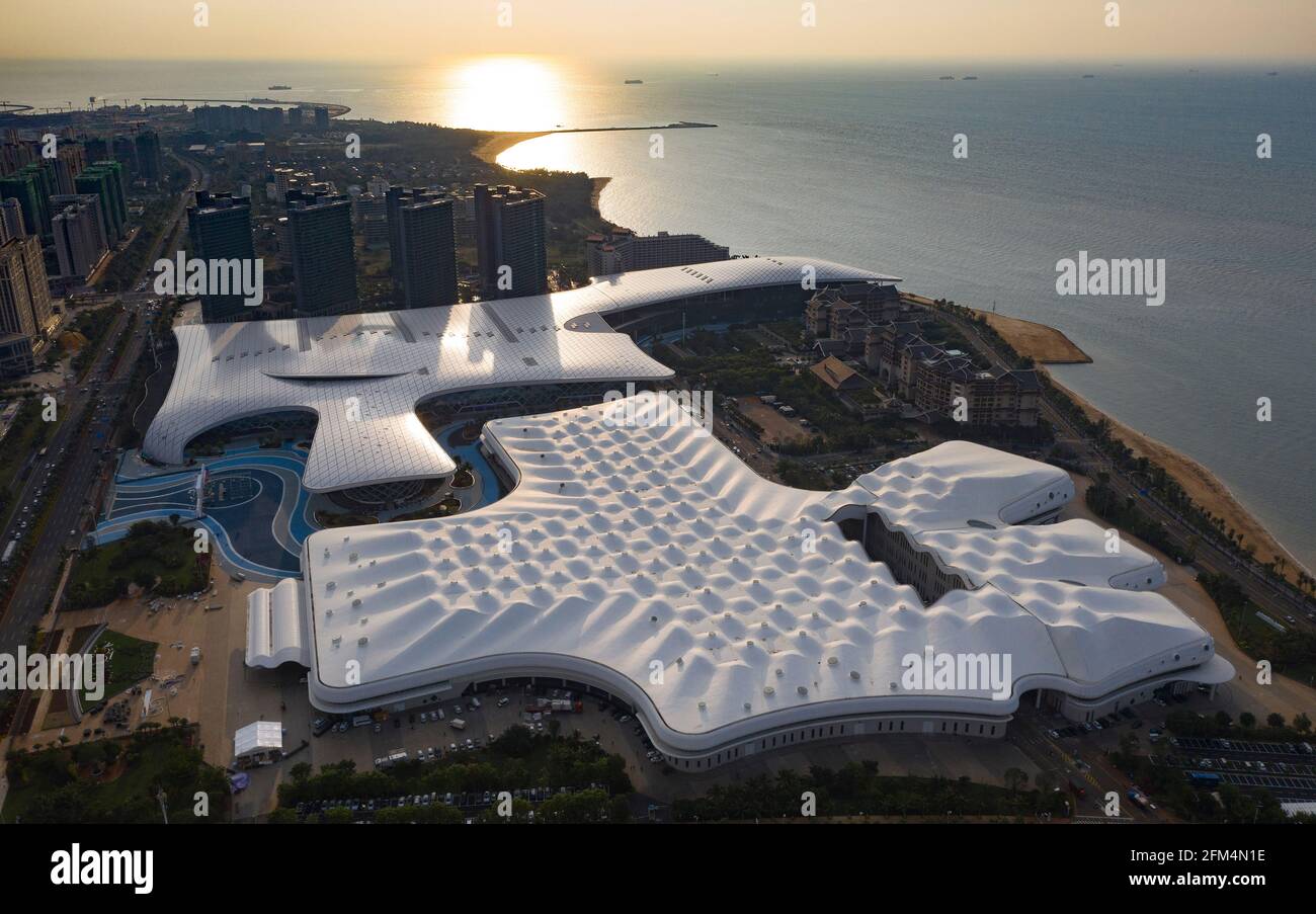 (210506) -- HAIKOU, May 6, 2021 (Xinhua) -- Aerial photo taken on April ...