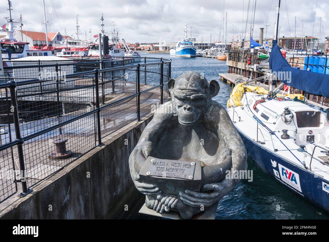 Monkey statue hi-res stock photography and images - Alamy