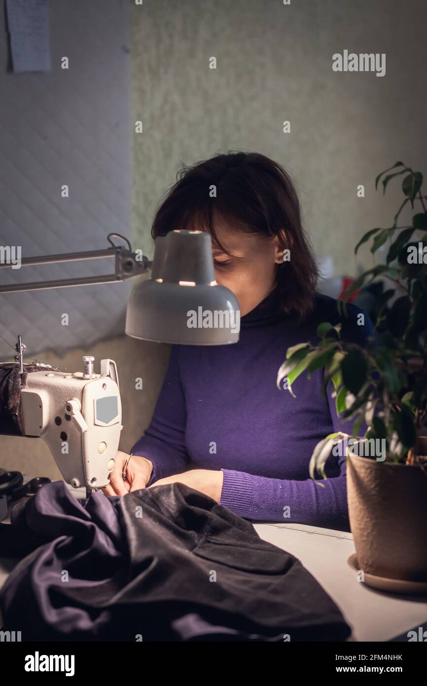 Woman sews clothes fashionable hi-res stock photography and images - Alamy
