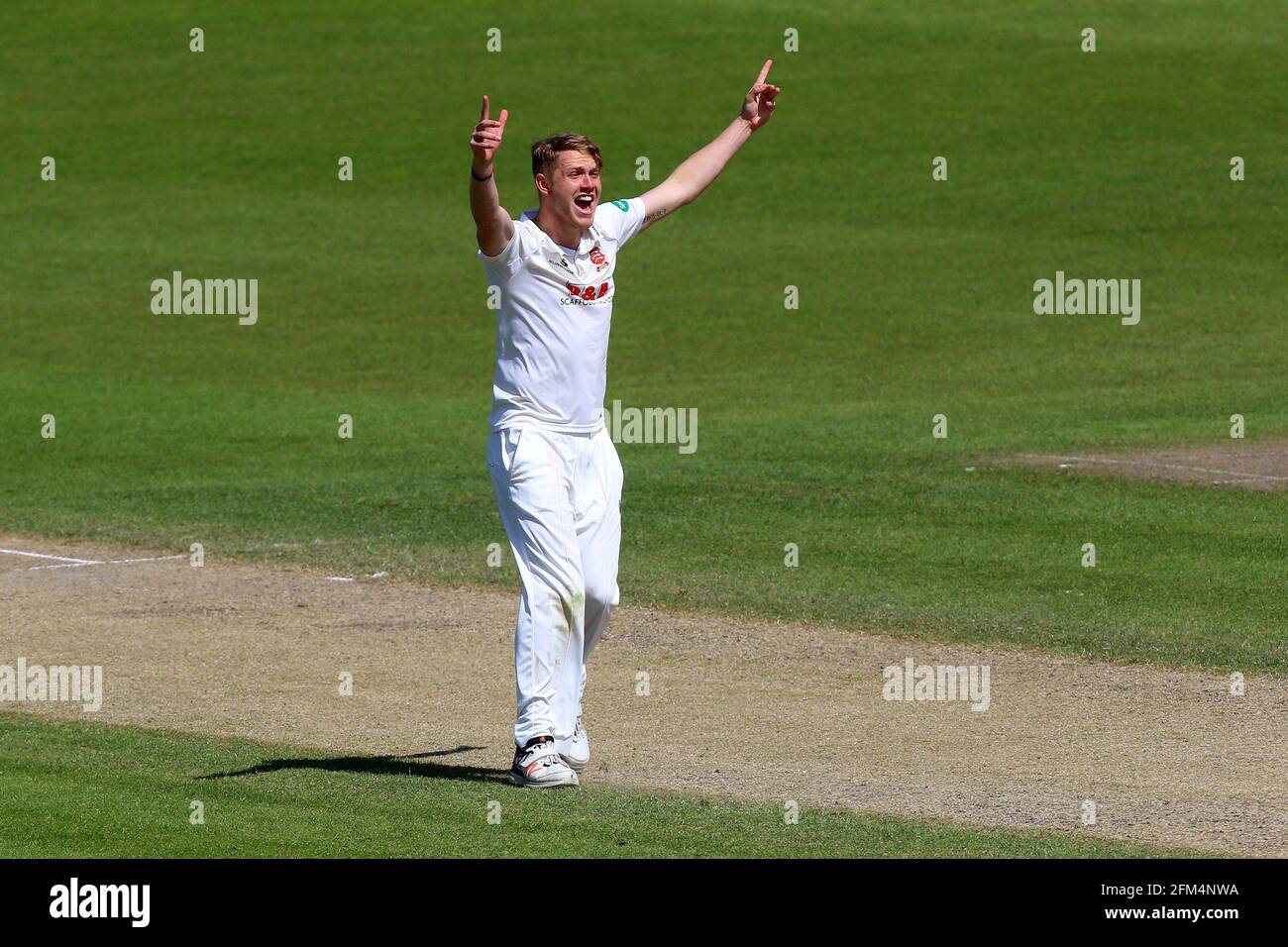 Jamie Porter of Essex with an appeal for a wicket during Worcestershire ...
