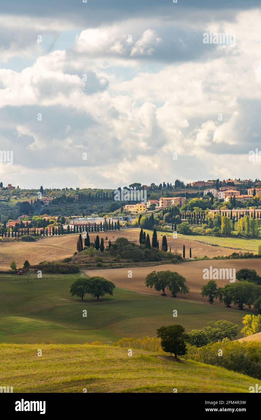 The beautiful and wonderful colors of the autumn landscape of Tuscany ...