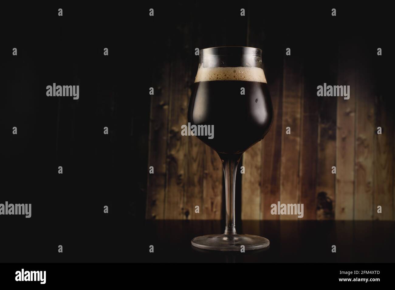 Dark beer in glass texture hi-res stock photography and images - Alamy
