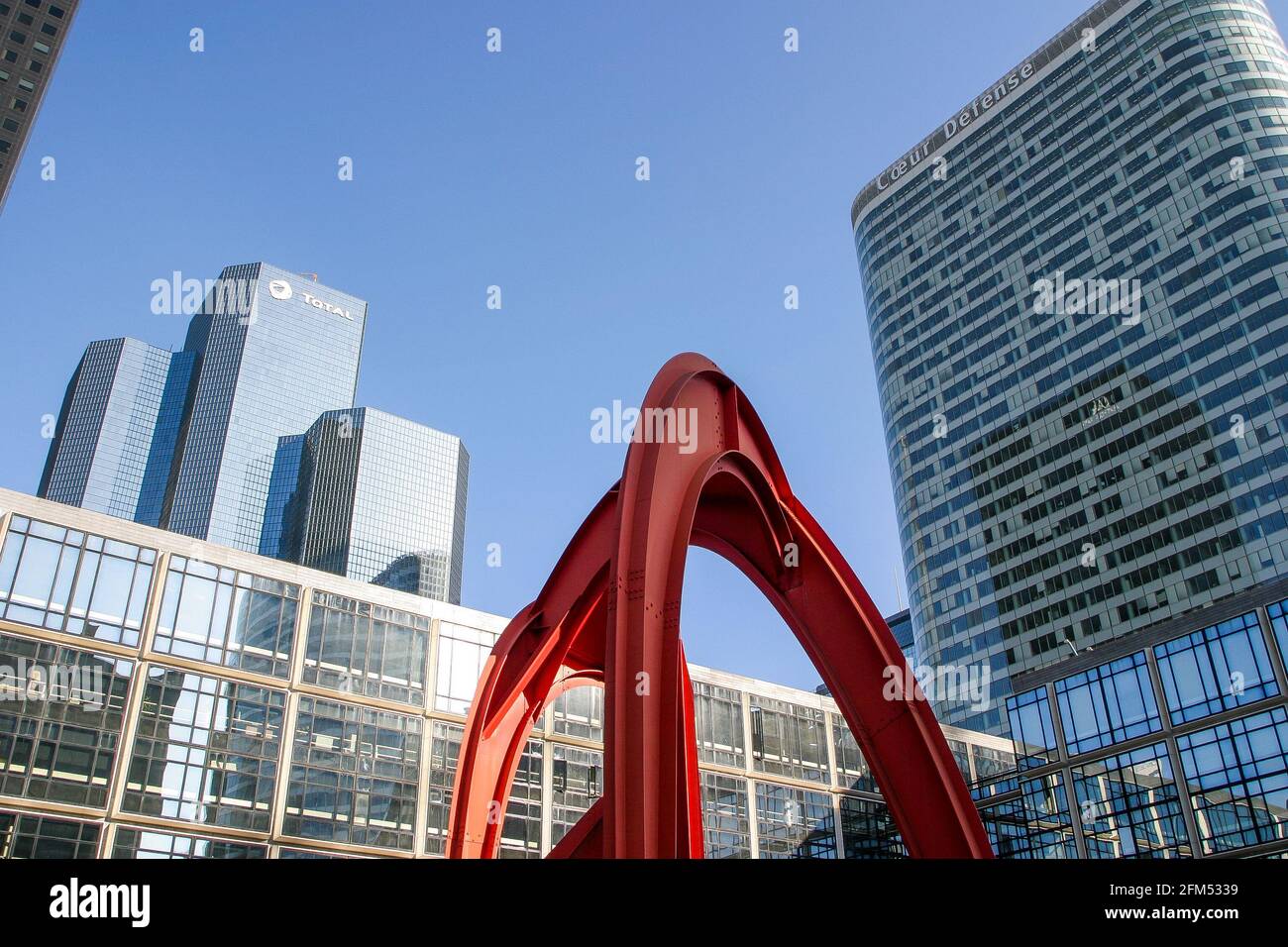 Araignée Rouge, the red spider, an painted steel artwork by Alexander ...