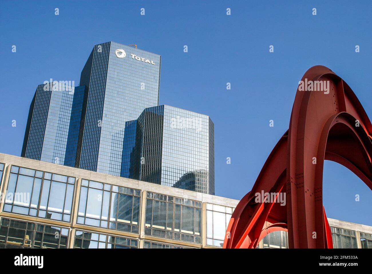Araignée Rouge, the red spider, an painted steel artwork by Alexander ...