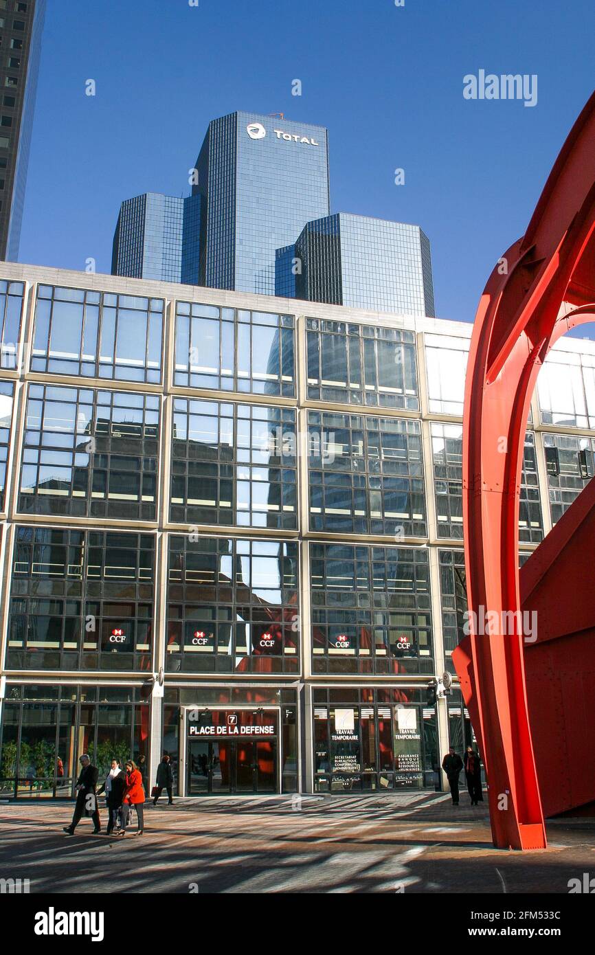 Araignée Rouge, the red spider, an painted steel artwork by Alexander ...