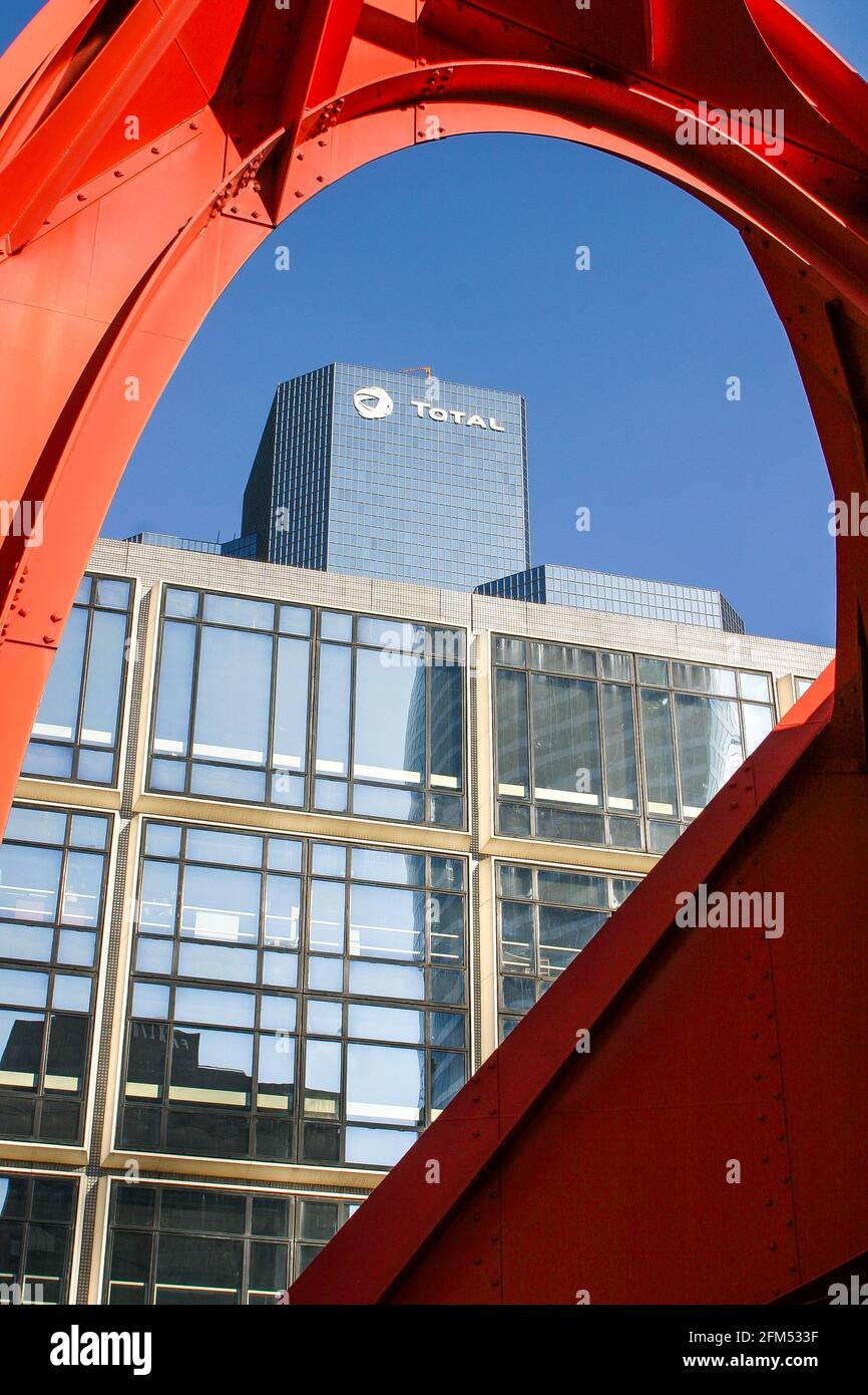 Araignée Rouge, the red spider, an painted steel artwork by Alexander ...