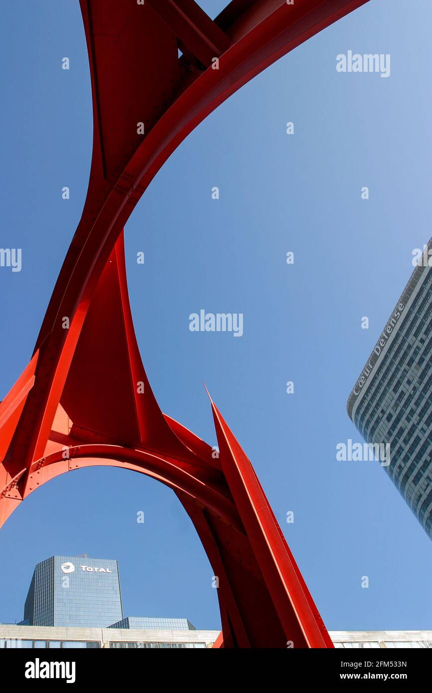 Araignée Rouge, the red spider, an painted steel artwork by Alexander ...