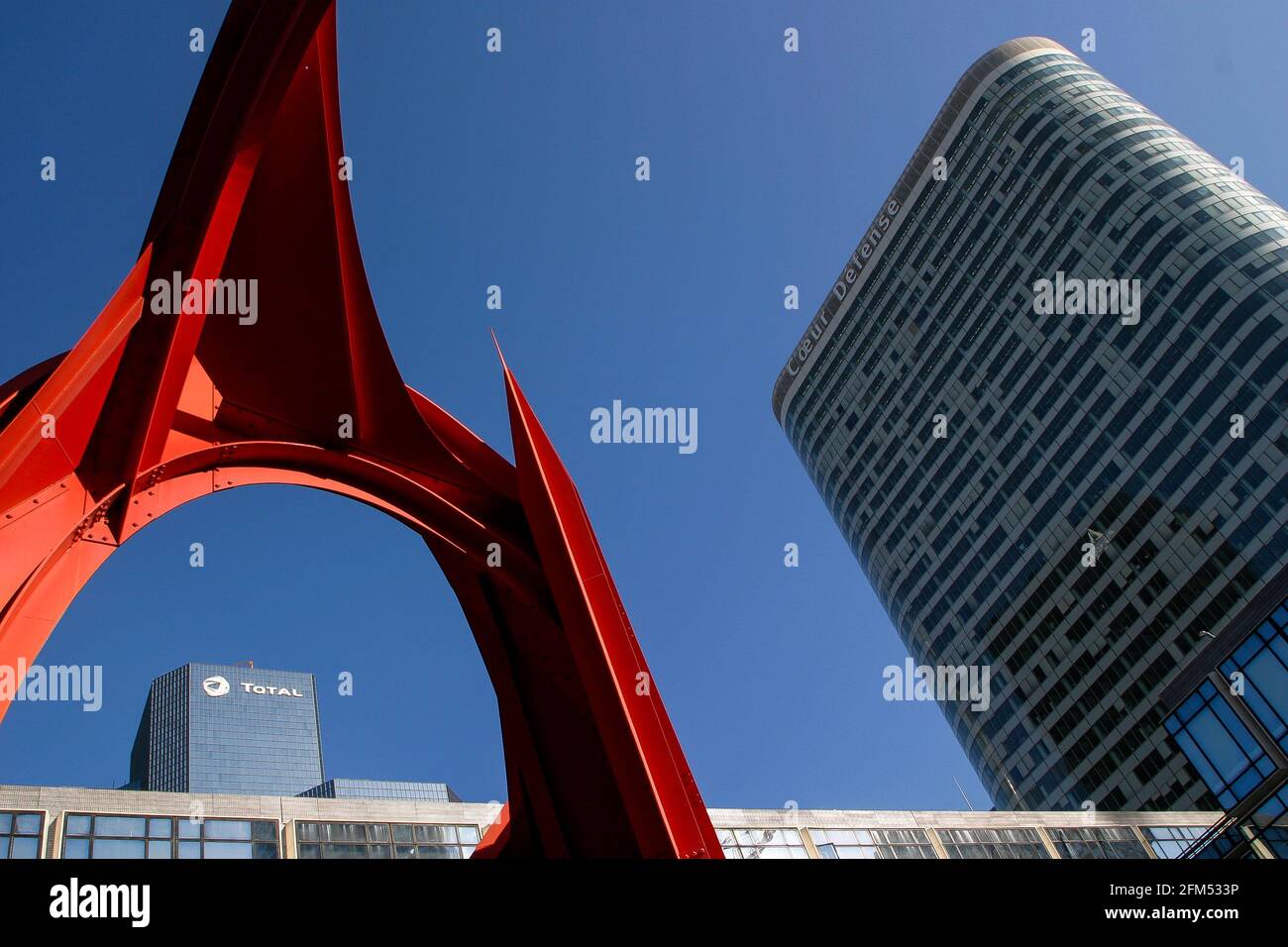 Araignée Rouge, the red spider, an painted steel artwork by Alexander ...