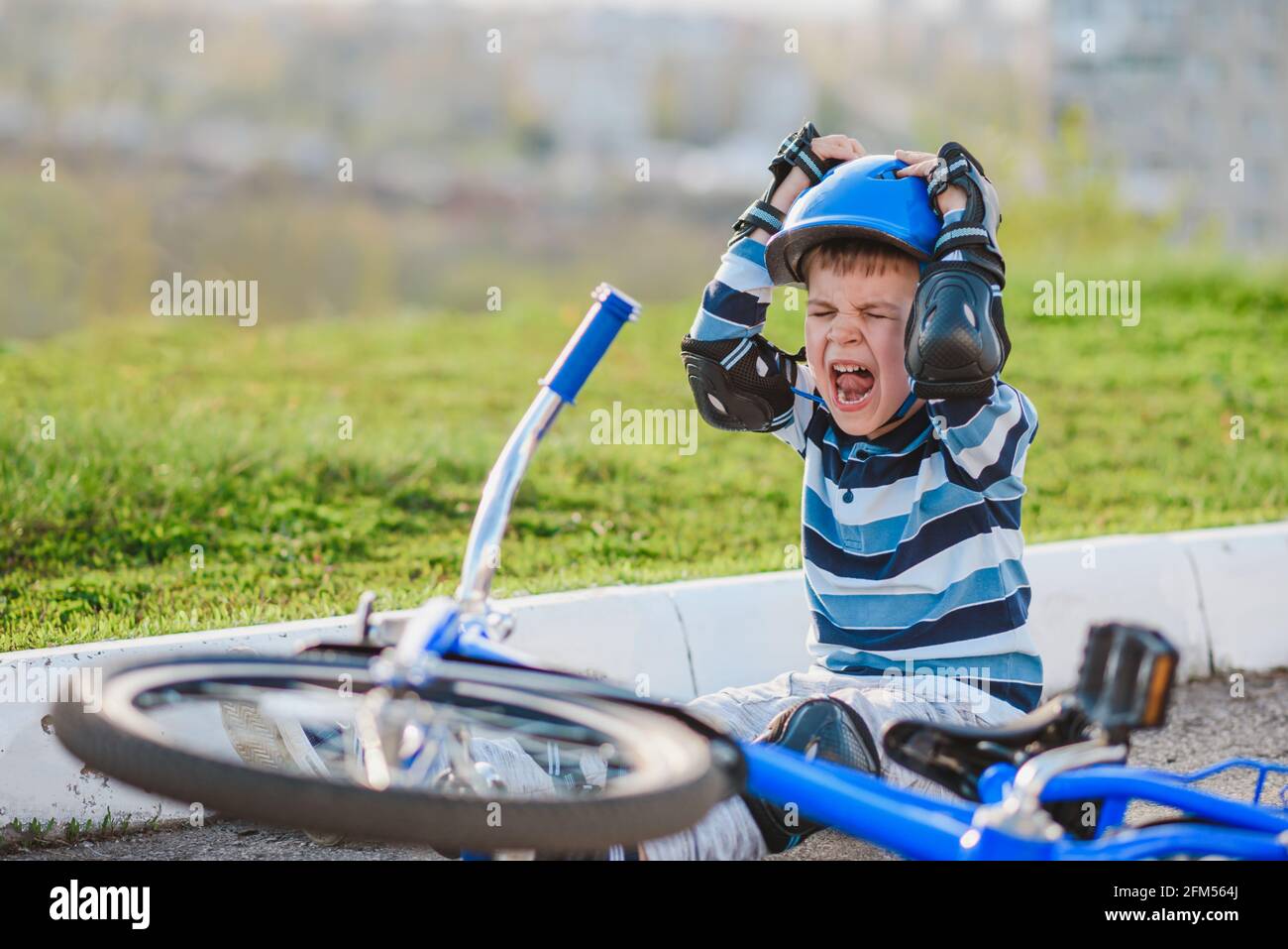 Child fall crying hi-res stock photography and images - Alamy