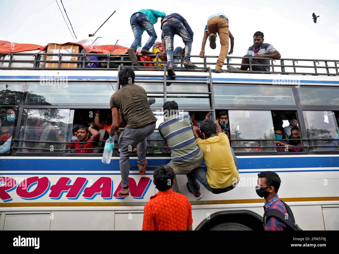 Overcrowded bus india hi-res stock photography and images - Alamy